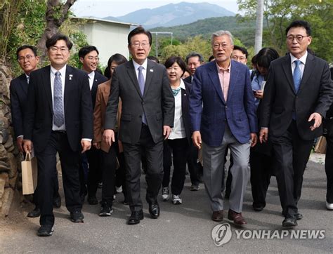 문 전 대통령 사저 이동하는 민주당 지도부 연합뉴스