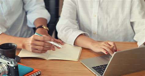 사무실에서 메모와 비즈니스 전략을 만드는 사업가들의 잘린 샷 사진 Unsplash의 태국 이미지