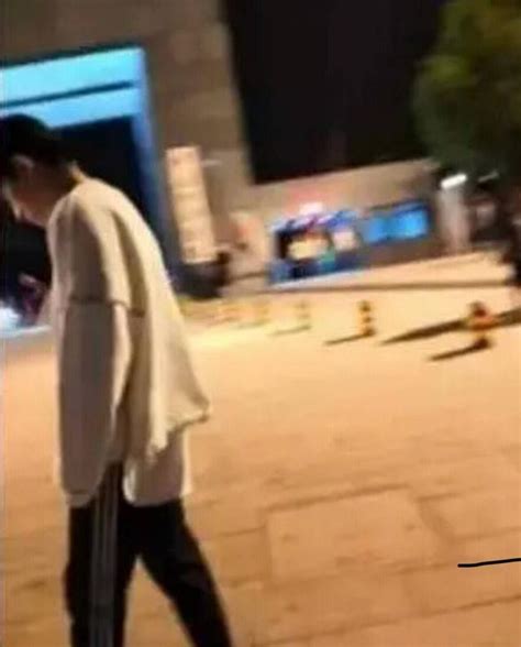 刘昊然、易烊千玺两人大晚上散步被偶遇，再加上一个王俊凯就完美回眸