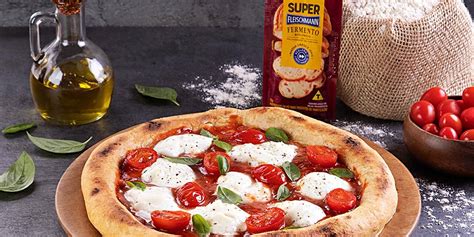 Faça Uma Deliciosa Pizza De Muçarela De Búfala Com Tomate Cereja E