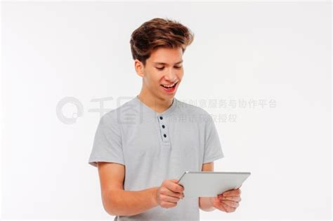 白色背景 有魅力的年轻人手里拿着平板电脑，微笑着 模板免费下载 格式 626像素 编号68969204 千图网