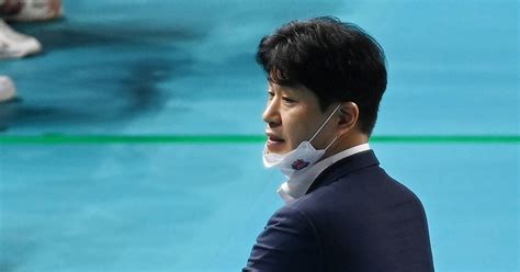 석패 김종민 감독 서브 리시브 너무 흔들려 세트 쉽게 내줬다