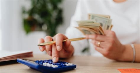 실내 개인 금융 경비 확인 경제 경제학 계산 계산기 계산하는 계획하는 달러 달러 지폐 돈 돈 계산