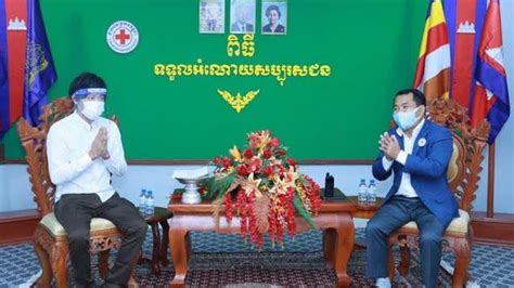 ឧកញ៉ា ឡេង ប្រុស ឧបត្ថម្ភថវិកា១០០លានរៀល និងត្រីខកំប៉ុង១ពាន់កេស ជូនរដ្ឋបាលខេត្តកណ្តាល Tnaot