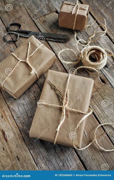 Embalagens Para Presentes Embrulhadas Com Papel Kraft E Amarradas Com Corda Foto De Stock