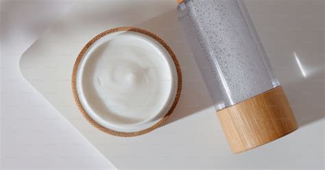 친환경 대나무 화장품 포장 천연 유기농 크림 모이스처라이저와 흰색 연단에 로션 위에서 본 모습 사진 Unsplash의 아름다움 이미지