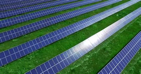 Фотоэлектрические модули на солнечной ферме Стоковое видео Envato Elements