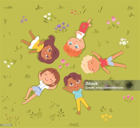 푸른 여름 잔디에 누워 올려다 보는 아이들 행복한 소녀와 소년에 대한 최고의 전망 아이에 대한 스톡 벡터 아트 및 기타 이미지 아이 소녀 아프리카계 미국 민족