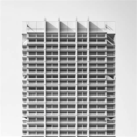 Un Edificio De Gran Altura Con Elementos Estructurales Visibles Como