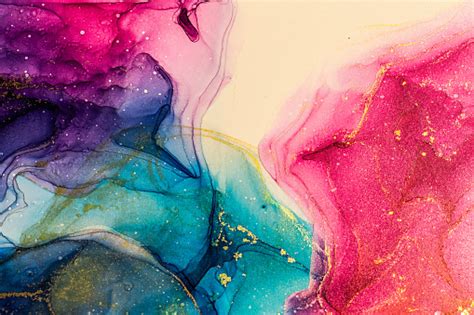 추상밝은 빛나는 컬러 유동적인 배경 황금 줄무늬가 있는 손으로 그린 알코올 페인팅 고해상도 배경 디자인을 위한 액체 잉크 기술 텍스처 건강관리와 의술에 대한 스톡 사진 및