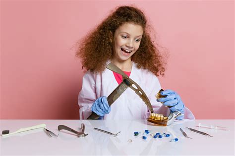 분홍색 스튜디오 배경에 고립 된 흰색 실험실 코트와 장갑을 입은 치과 의사의 이미지에서 어린 소녀의 만화 초상화 8 9 살에 대한 스톡 사진 및 기타 이미지 Istock