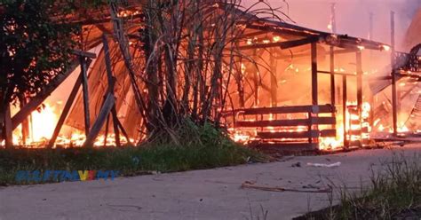 14 Unit Rumah Panjang Musnah Terbakar JBPM Tempuh Perjalanan 6 Jam Ke Lokasi BULETIN TV3 Malaysia