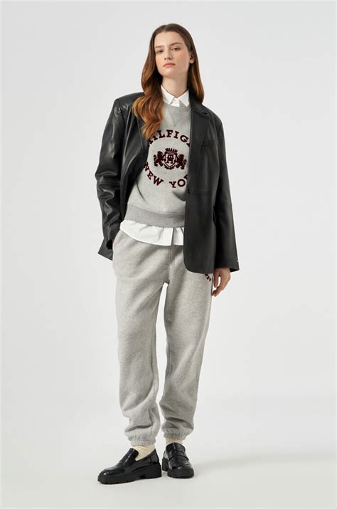 Tommy Hilfiger타미힐피거 실시간 인기 스타일 바시티 플록 스웨트 팬츠 온더룩