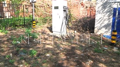 Заправочную станцию для электромобилей установили в заброшенном дворе так что к ней не