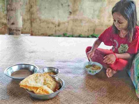 ဆားလင်းကြီးရှိ စစ်ဘေးရှောင်ပြည်သူများကို အစားအသောက်များ ကျွေးမွေးလှူဒါန