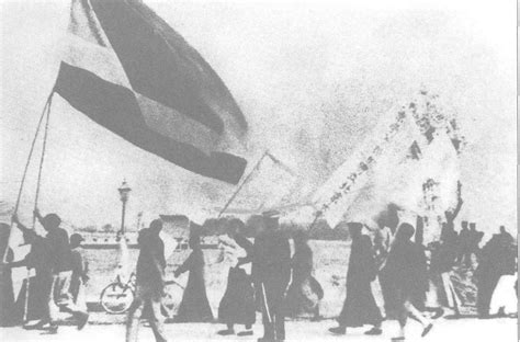 巴黎和会上北京政府准备在和约上签字的消息传回中国激起国人的强烈反对爆发了反帝爱国的五四运动这是1919年5月4日下午北京大学的游行队伍