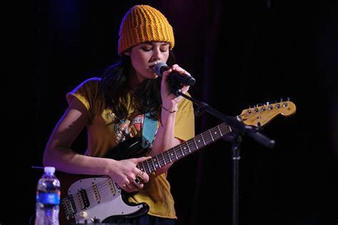 Elise Trouw Throws 7th St Entry For A Loop