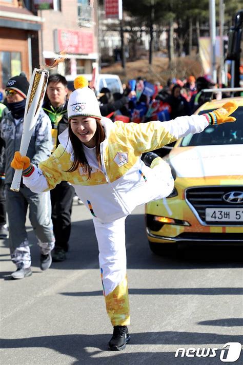태권도 오혜리 성화들고 피겨스케이팅 포즈