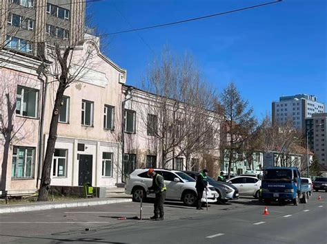 Зөвшөөрөлгүй барьсан төмөр хаалт шонгуудыг буулгажээ