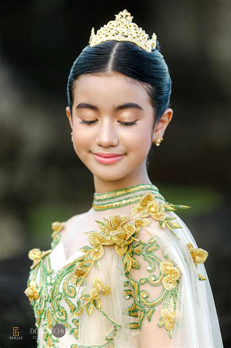 ព្រះនាងតូច ជេនណា គ្រងឈុតសម្លៀកបំពាក់ច្នៃថ្មី រំលេចដោយផ្ការំដួល ផ្កាតំណាងជាតិខ្មែរ