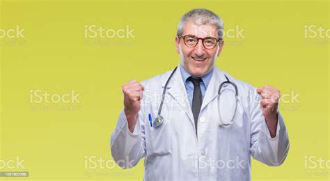 격리 된 배경 무기와 성공에 대 한 흥분된에 잘생긴 수석 의사 남자 축 하 승리 미소 발생합니다 우승자 개념입니다 유머에 대한 스톡 사진 및 기타 이미지 Istock