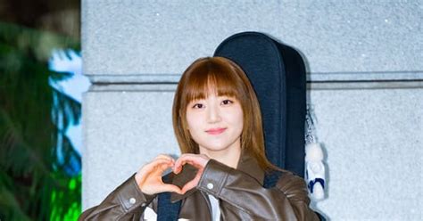 사진 경서커다란 기타를 등에 메고