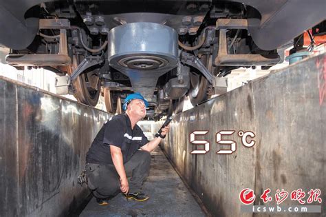 长沙电务段机车检修工55高温下为机车做体检 三湘万象 湖南在线 华声在线