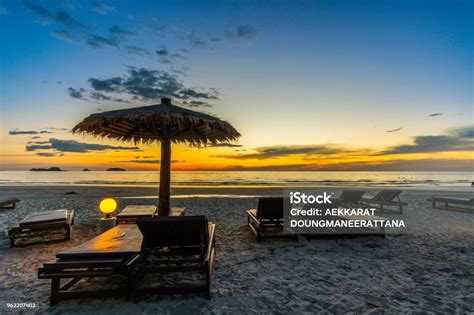 태국에서 일몰에 바다 해변에서 비치 우산 및 태양 침대 당신의 텍스트 메시지에 대 한 복사 공간 0명에 대한 스톡 사진 및 기타 이미지 Istock