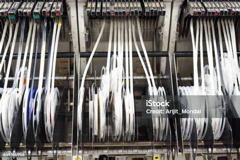 간단한 패키지 구성 요소를 사용 하는 칩 Smt 라인에서 범인 기계에 릴 전기장비에 대한 스톡 사진 및 기타 이미지 전기장비 전자 산업 제조 Istock