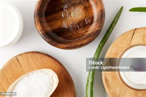 나무 조각에 알로에 베라 주스 유기농 크림 용기에 나무 그릇과 숟가락 소금의 상위 뷰 알로에 베라 잎 백색 표면에 0명에 대한 스톡 사진 및 기타 이미지 Istock