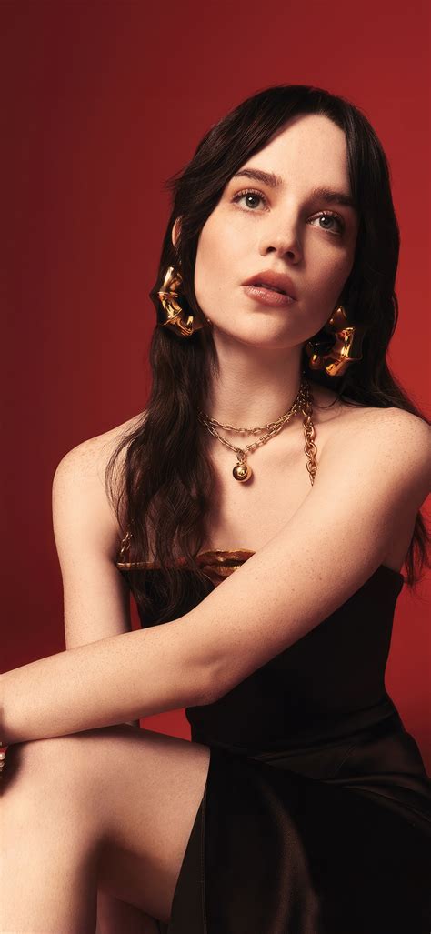 Sophie Thatcher Wallpaper 4k Vogue Photoshoot Red Background