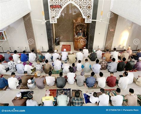 Eid Al Fitr Prayer At The Mosque Editorial Stock Image Image Of Crowd