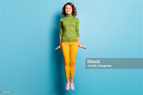 그녀의 전체 길이 몸 크기보기 그녀의 좋은 매력적인 쾌활한 쾌활한 수줍은 물결 모양의 머리 소녀 점프 좋은 분위기 재미 에 고립 된 밝은 생생한 빛나는 활기찬 파란색 청록색