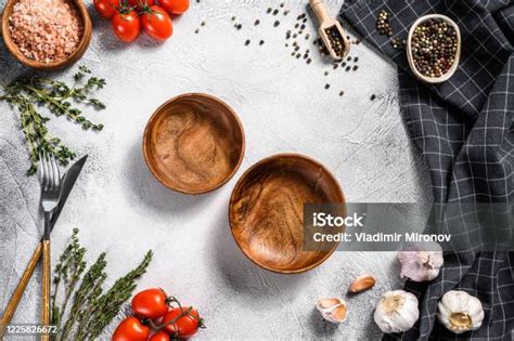 신선한 생 채소 야채의 중심에 검은 빈 나무 접시 건강하고 깨끗한 식사 비건 다이어트 음식 개념 흰색 배경입니다 맨 위 보기 복사 공간 개념에 대한 스톡 사진 및 기타