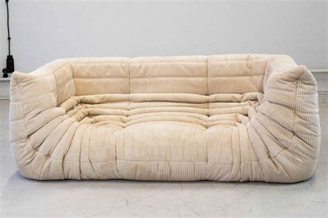 Canapé Togo Vintage Avec Accoudoirs En Velours Côtelé Beige Par Michel