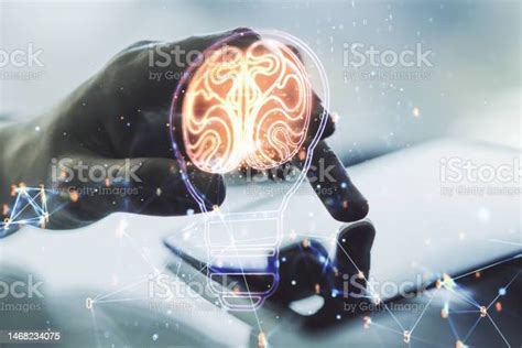 전구와 인간의 두뇌 일러스트레이션과 배경에 디지털 태블릿을 손가락으로 클릭하는 창의적인 아이디어 개념 신경망 및 기계 학습 개념 다중 노출 인공지능에 대한 스톡 사진 및