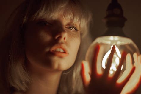 배경 화면 얼굴 여자들 초상화 금발의 뷰어를보고 전구 빨간 주근깨 루비 제임스 감정 사람 피부 머리 빛 색깔 어린이 소녀 아름다움 미소