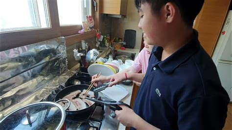 ️ 가위질을 왼손으로 고기를 자를때 4번째로 성공을 했다 ° ¥ Youtube