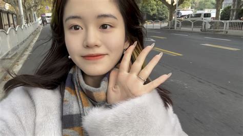 你的异地恋女友日常报备：写代码 批作业 川菜馆子 助教课 出发杭州 银泰 吨吨 Yy的日常报备鸭 Yy的日常报备鸭 哔哩哔哩视频