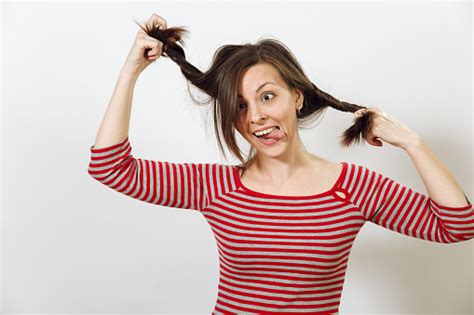 아름 다운 유럽 젊은 행복 한 금발 여자 캐주얼 빨간색과 회색 옷을 입은 건강 한 깨끗 한 피부와 속이 고 흰색 바탕에 혀를 보여주는 감정 개념입니다 갈색에 대한 스톡 사진