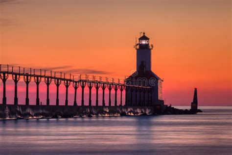 Faro Del Este De Pierhead De La Ciudad De Michigan Despu S De La Puesta Del Sol Imagen De