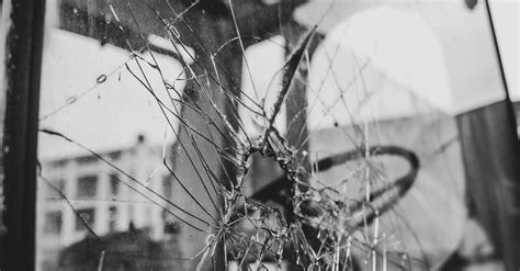 갈라진 거리 건축 골절 교통 구성 구조 긁힌 깨진 유리 난파선 낡은 차량 도시 도시 풍경 도시의 레트로 바람막이 창 반사 버려진 버스 부식