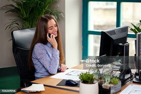 현대 사무실에서 스마트 전화 통화 하는 여성 디자이너 아름 다운 여자는 클라이언트와 비즈니스 기업가에 대한 스톡 사진 및 기타 이미지 Istock