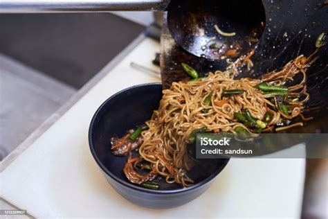 냄비에 야채와 함께 튀긴 국수를 요리 하는 과정 전통 아시아 음식 거리에 대한 스톡 사진 및 기타 이미지 거리 고급 요리 궁중팬 Istock