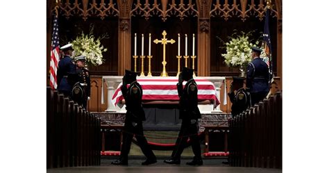 Самолетът с тленните останки на Джордж Буш старши кацна в Хюстън