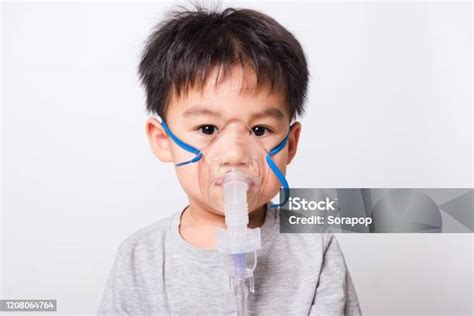 클로즈업 아시안 페이스 어린 아이 아픈 그는 흰색 배경에 증기 흡입기 분무기 마스크 흡입 자신을 사용하여 천식에 대한 스톡 사진 및 기타 이미지 Istock