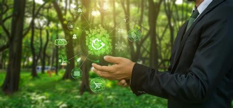 Бизнесмен обсуждает зеленый бизнес и анализирует инвестиции в устойчивость с помощью икон