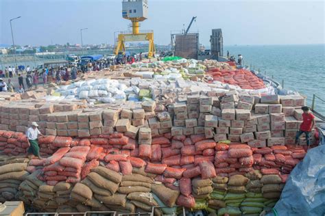 ရခိုင်ပြည်နယ်ဝန်ကြီးချုပ် ဦးထိန်လင်း လူသုံးကုန်ပစ္စည်းများ ရောက်ရှိလာမ