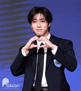 스키즈 한 8년 함께 달려온 멤버들에게 하고 싶은 말 앞으로도 오래 함께 있고 싶다