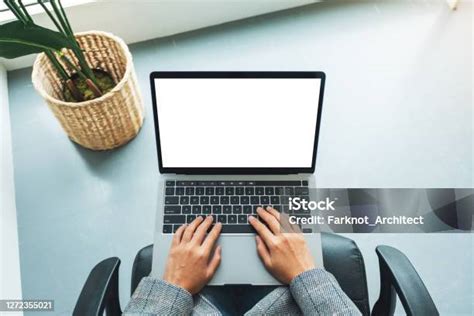 사무실에서 빈 흰색 데스크톱 화면으로 노트북 컴퓨터를 사용하고 입력하는 여성 개념에 대한 스톡 사진 및 기타 이미지 개념 공란 노트북 Istock